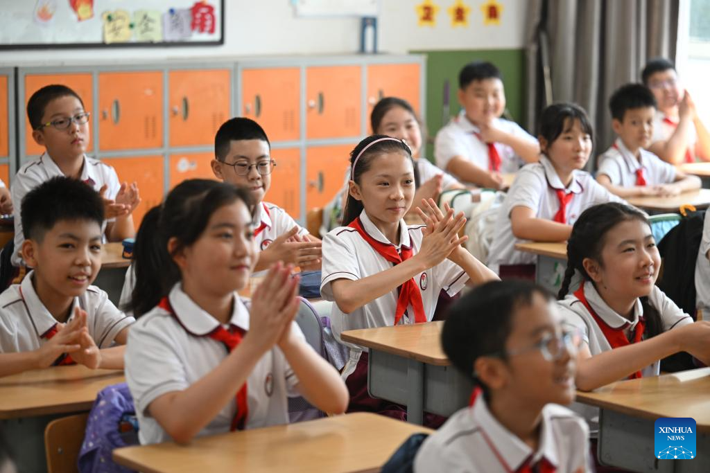 Schools across China host activities to mark start of new semester | 极目新闻