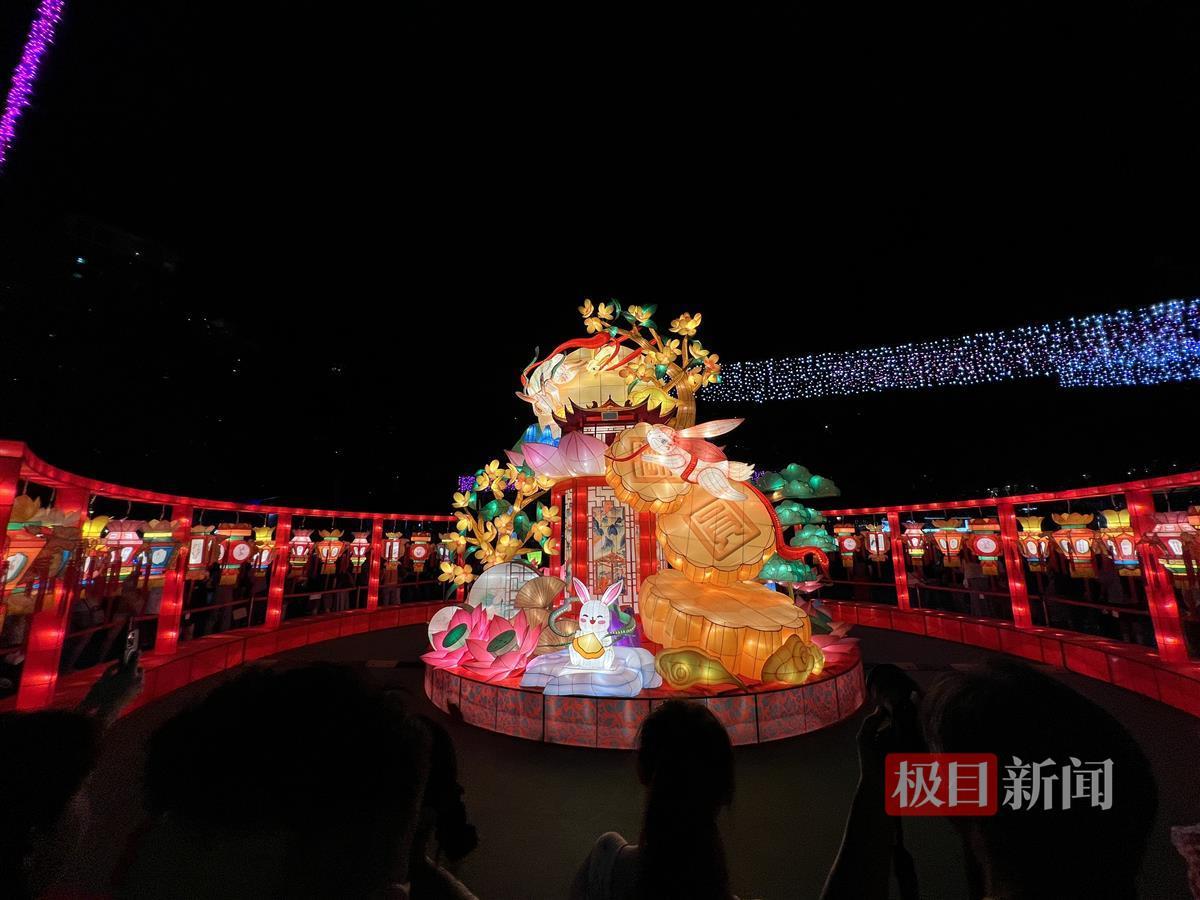 阔别五年之后重新回归！31888枚烟花点亮香港夜空，超43万人在维港两岸观赏国庆烟花 | 极目新闻