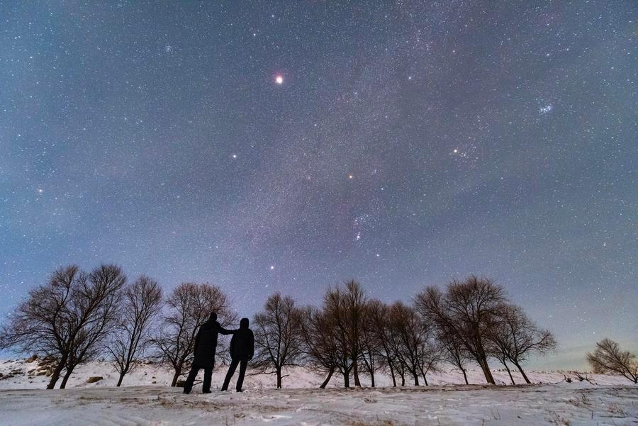 Stunning winter starry sky in northernmost China | 极目新闻