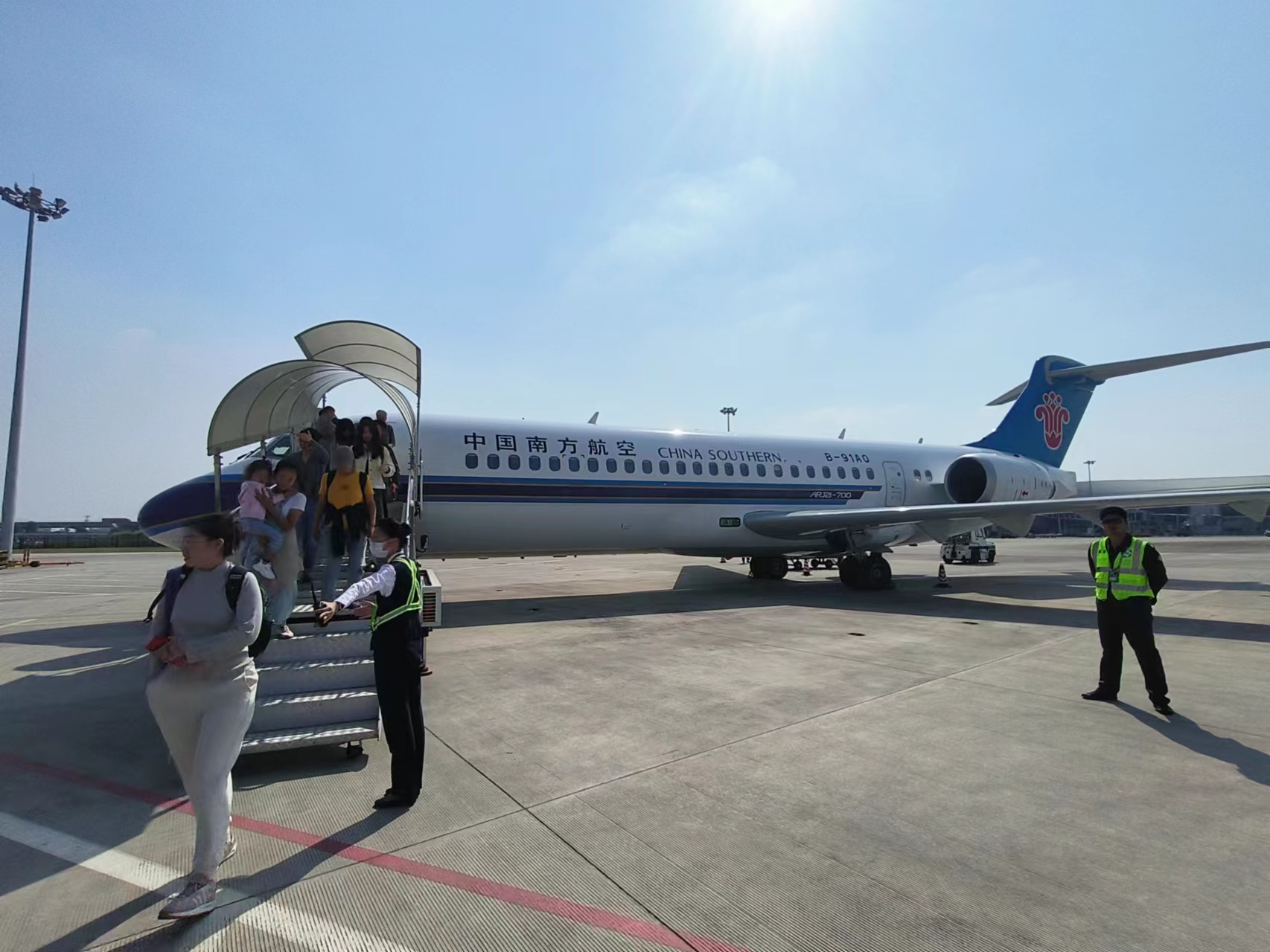 国产ARJ21飞机载客突破1000万人次！ | 极目新闻