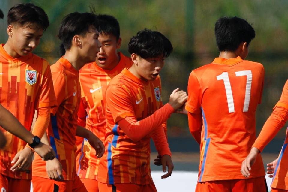 英雄少年！泰山U13、U15获首届中国青少年足球联赛总冠军 | 极目新闻