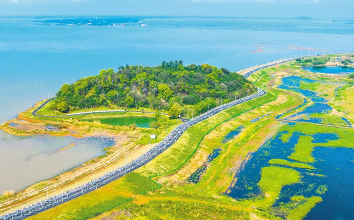 Ezhou Liangzi Lake Half Marathon kicks off | 极目新闻