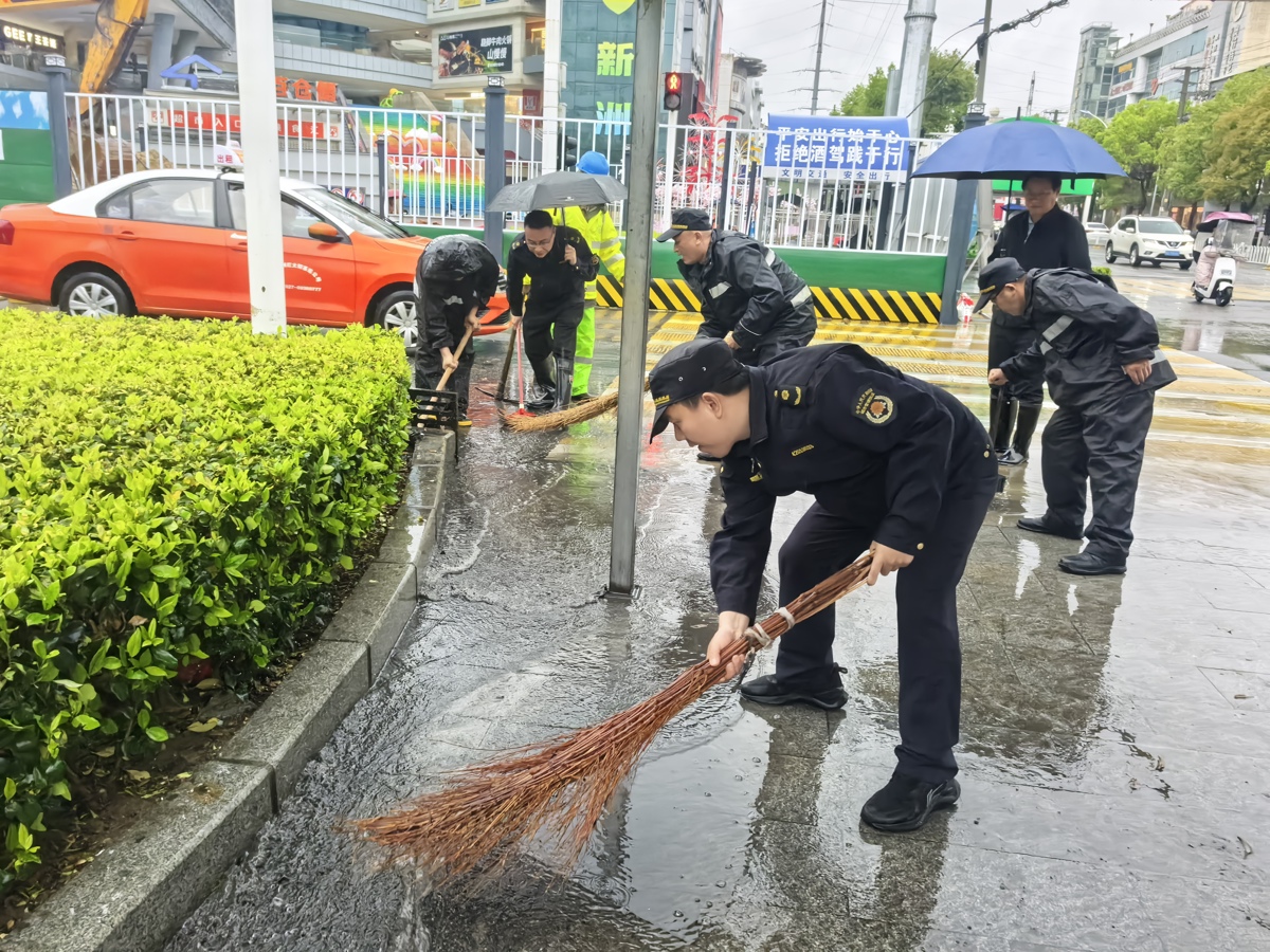 暴雨中奋战一夜，新洲城区菜场与学校周边积水基本清空 | 极目新闻