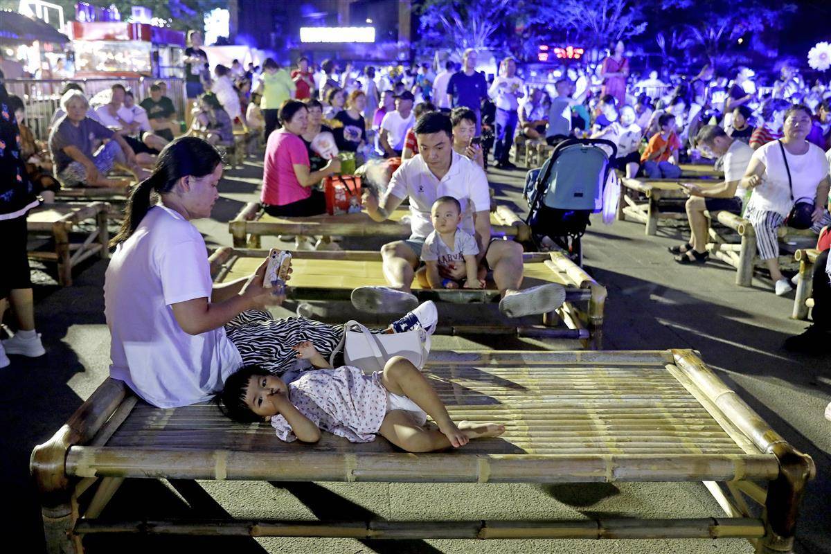 People enjoy bamboo beds in Wuhan | 极目新闻