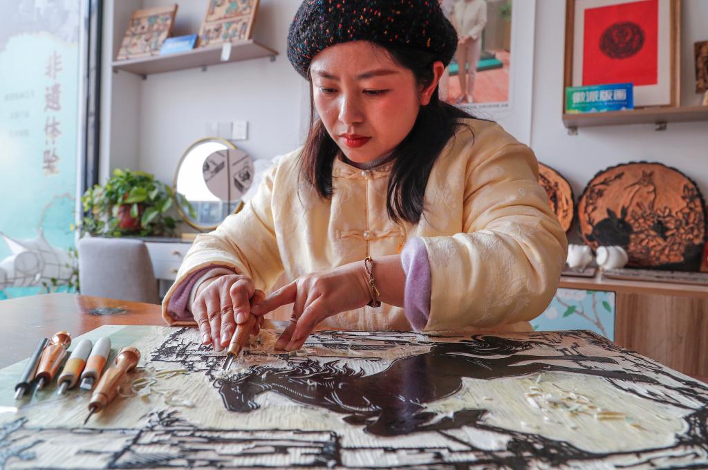 Huizhou woodblock print in E China's Anhui | 极目新闻