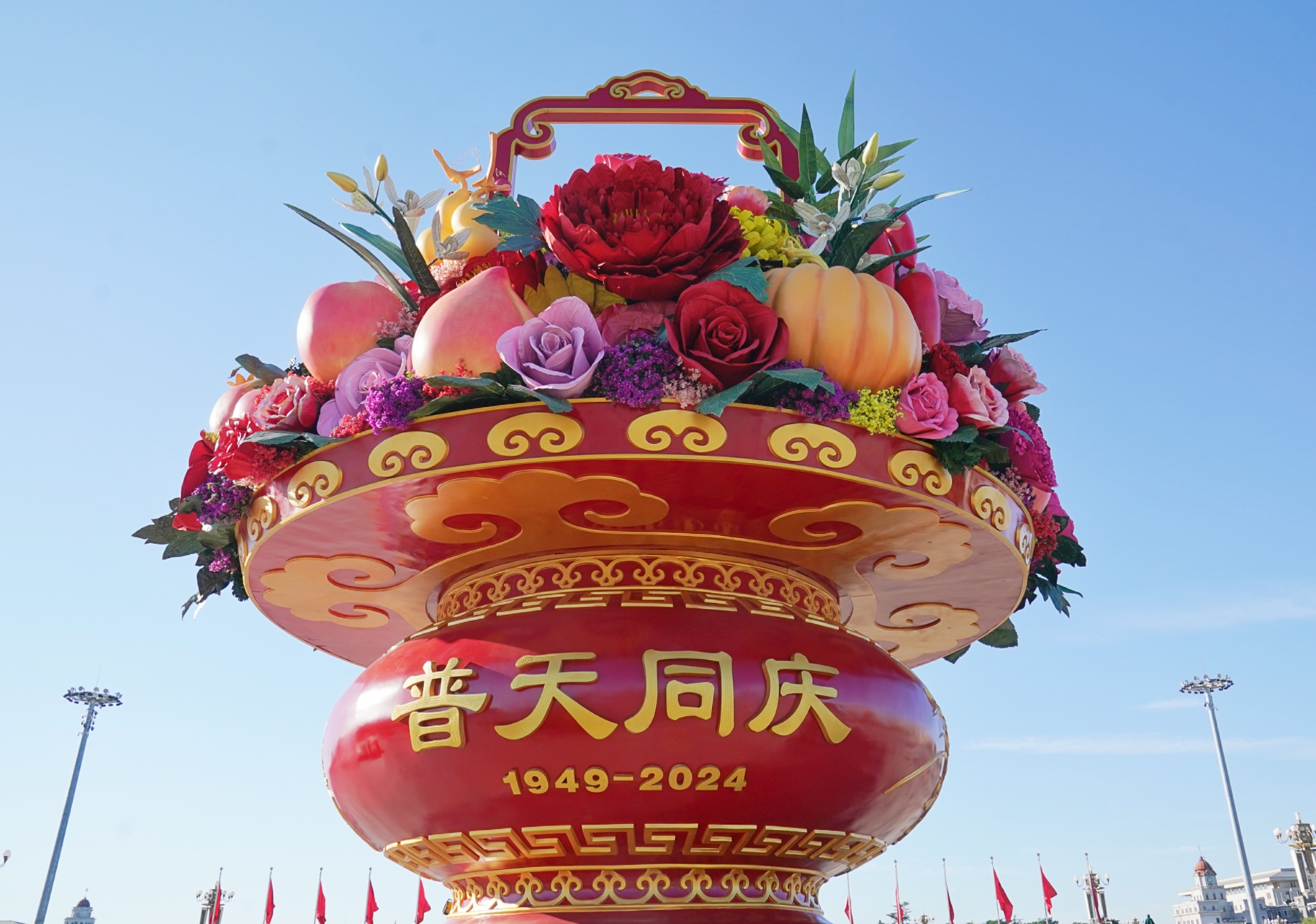 吊装完成！国庆75周年花篮亮相天安门广场_江西广播电视台