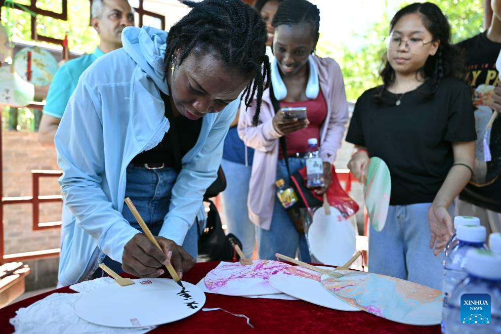 Foreigners learn to make traditional Chinese lacquer fans in Haikou | 极目新闻