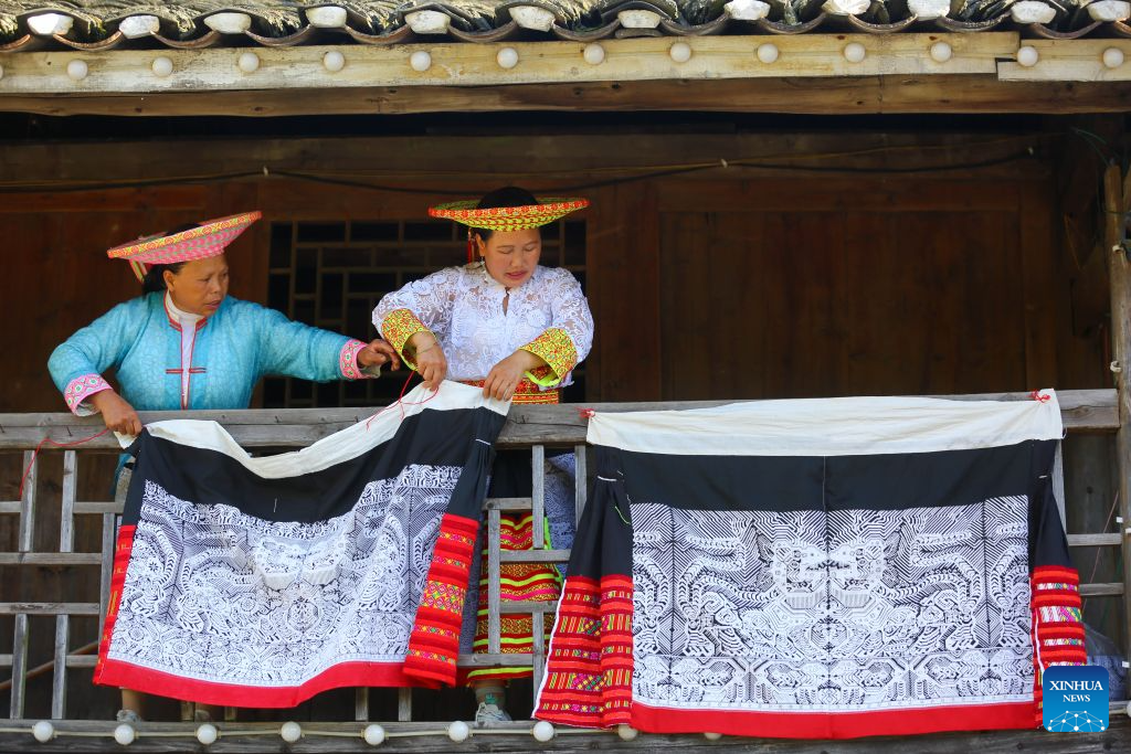 Pic story of Tiaohua cross-stitch embroidery in Longhui County, China's ...