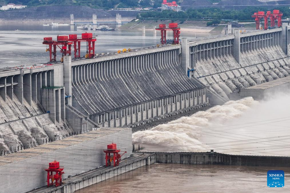 Three Gorges reservoir in C China continues to discharge water | 极目新闻