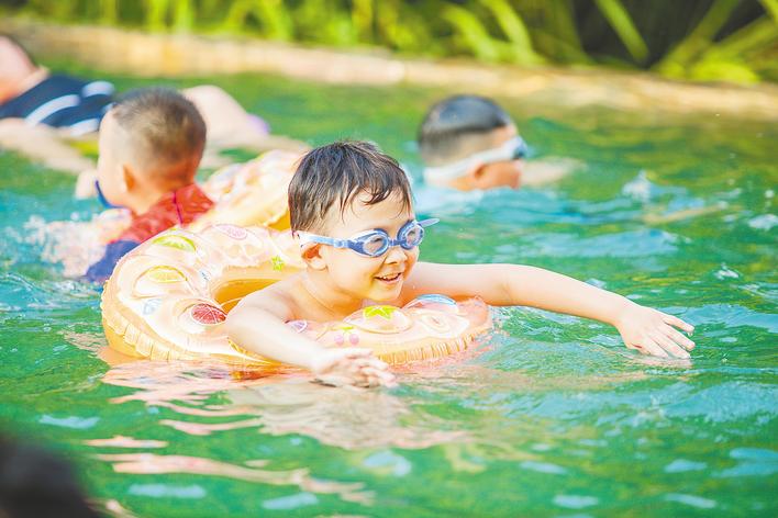 Hot spring tourism gains steam in Xianning | 极目新闻