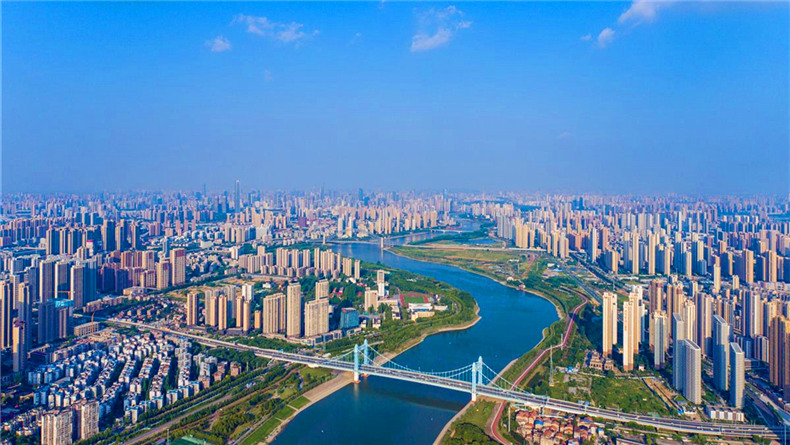 Picturesque scenery of Hanjiang River in Wuhan | 极目新闻