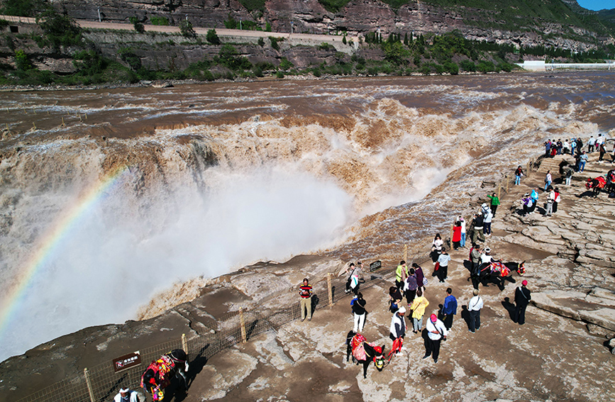 震撼！黄河壶口瀑布现“彩虹通天”美景 | 极目新闻