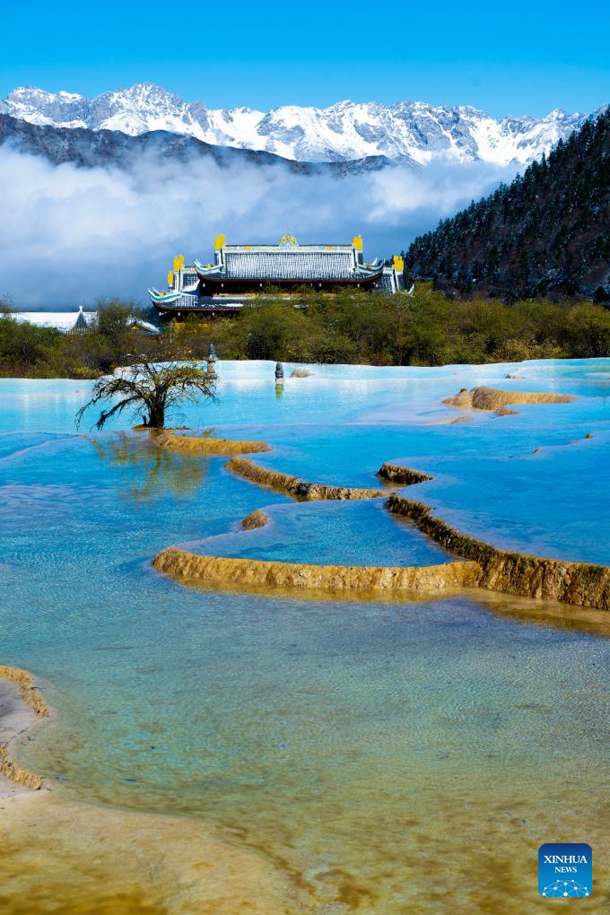 Huanglong scenic area in SW China's Sichuan witnesses first snowfall | 极目新闻