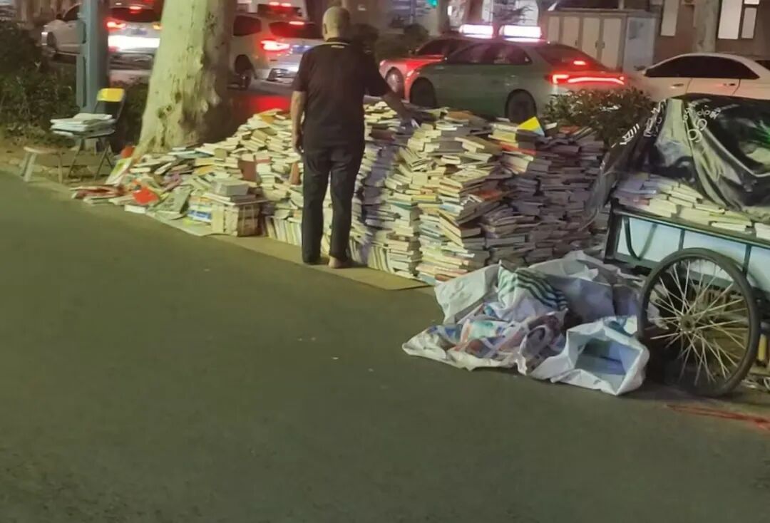 郑州一大爷街头摆摊卖书近40年，最便宜3元一本：坚持是因为其意义远大于挣钱 | 极目新闻