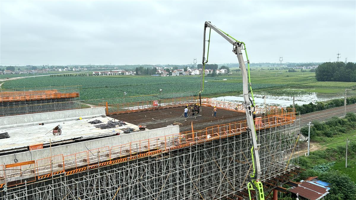 207国道汉丹铁路交叉工程HDSG标段现浇梁完成浇筑 | 极目新闻