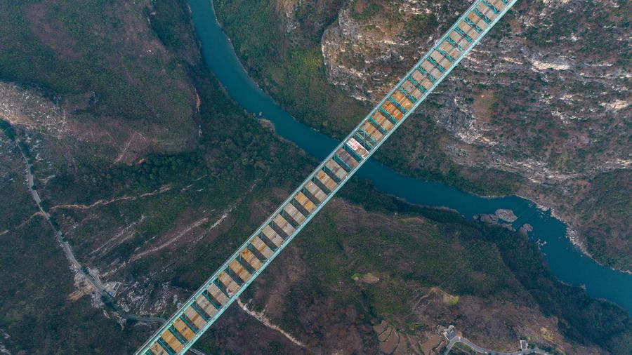 China completes main structure of world's tallest bridge | 极目新闻