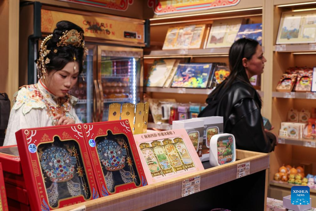 Spring-themed fairs, cultural products boost economy in Beijing | 极目新闻